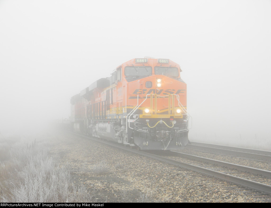 BNSF 6861 FOGGY DAY